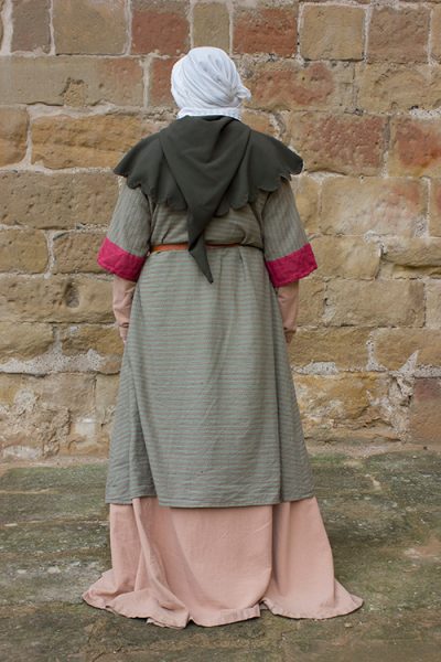 Mujer siglo XIII – Indumentaria Medieval
